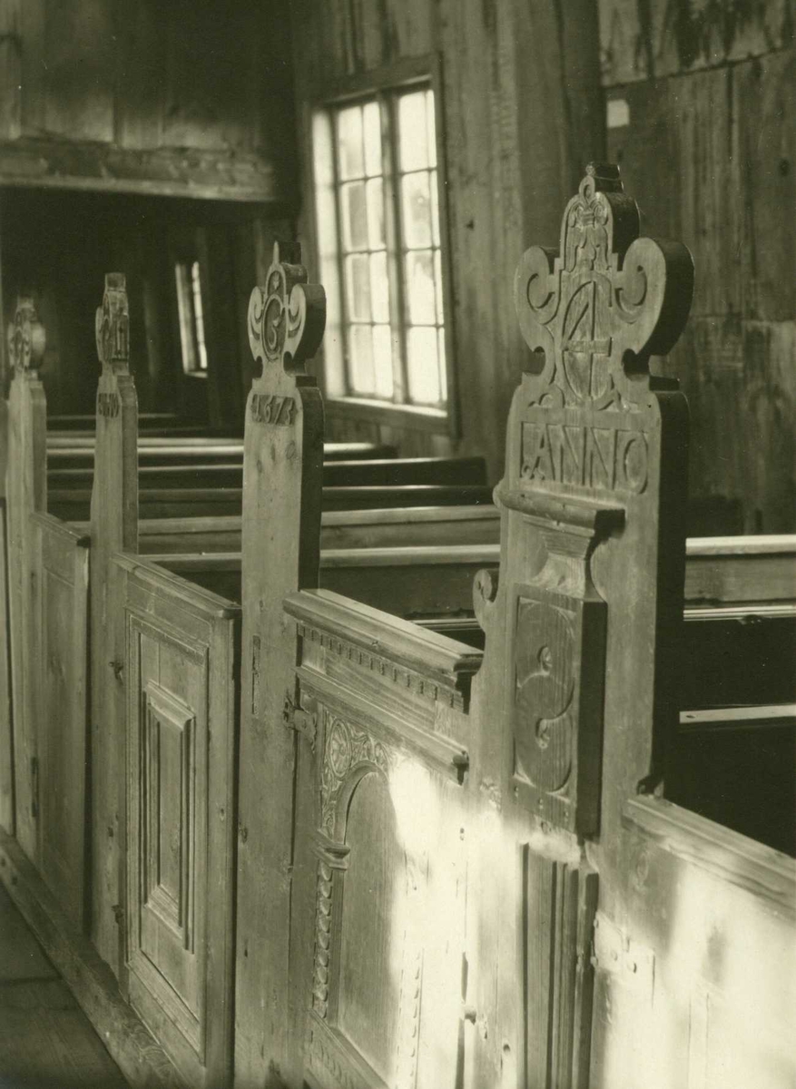 Interiør med kirkebenker fra 1600-tallet, Rødven stavkirke, Rauma, Møre ...