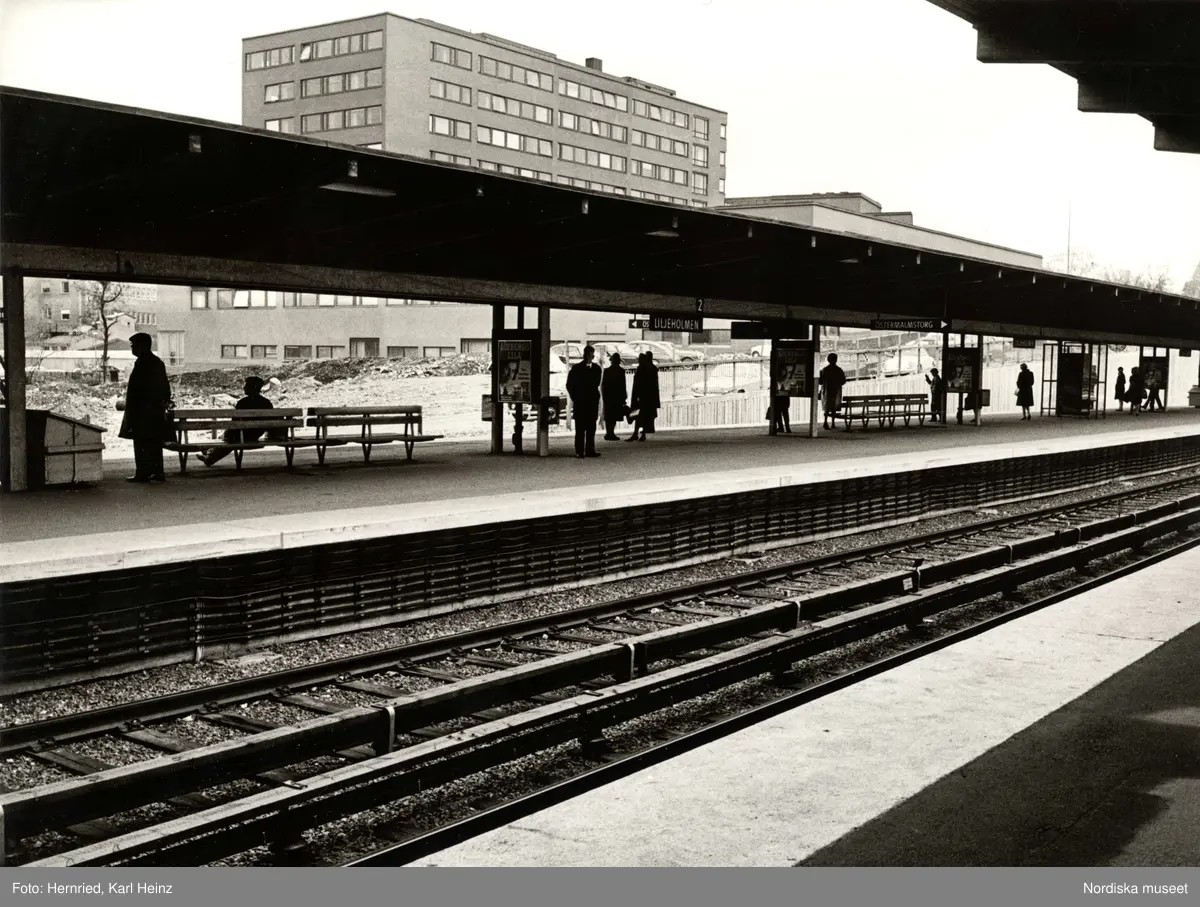 Perrong på Liljeholmens tunnelbanestation, Stockholm - Nordiska museet ...