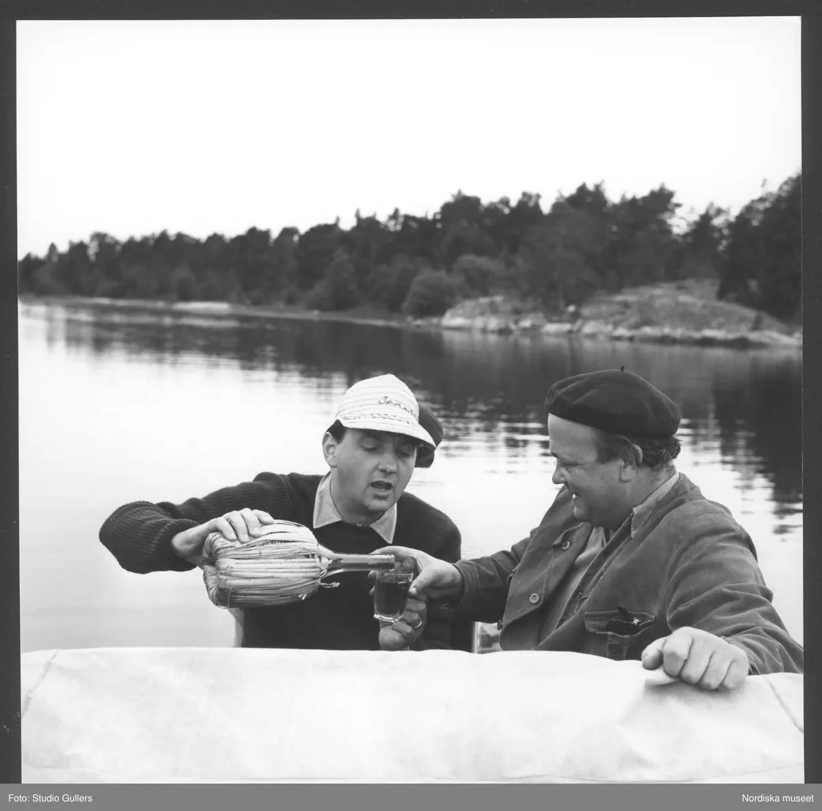 Författaren Stieg Trenter och fotografen KW Gullers på en båt i Gryts ...
