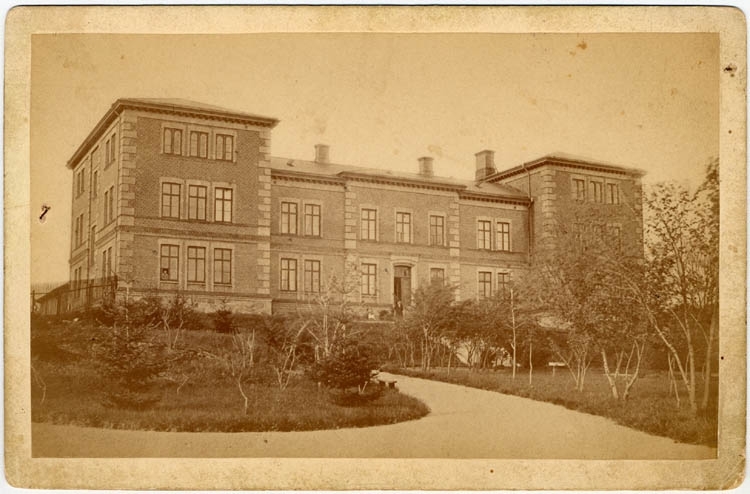 Handskriven text på baksidan: "Uddevalla Sjukhus". "Robert Lindahl ...