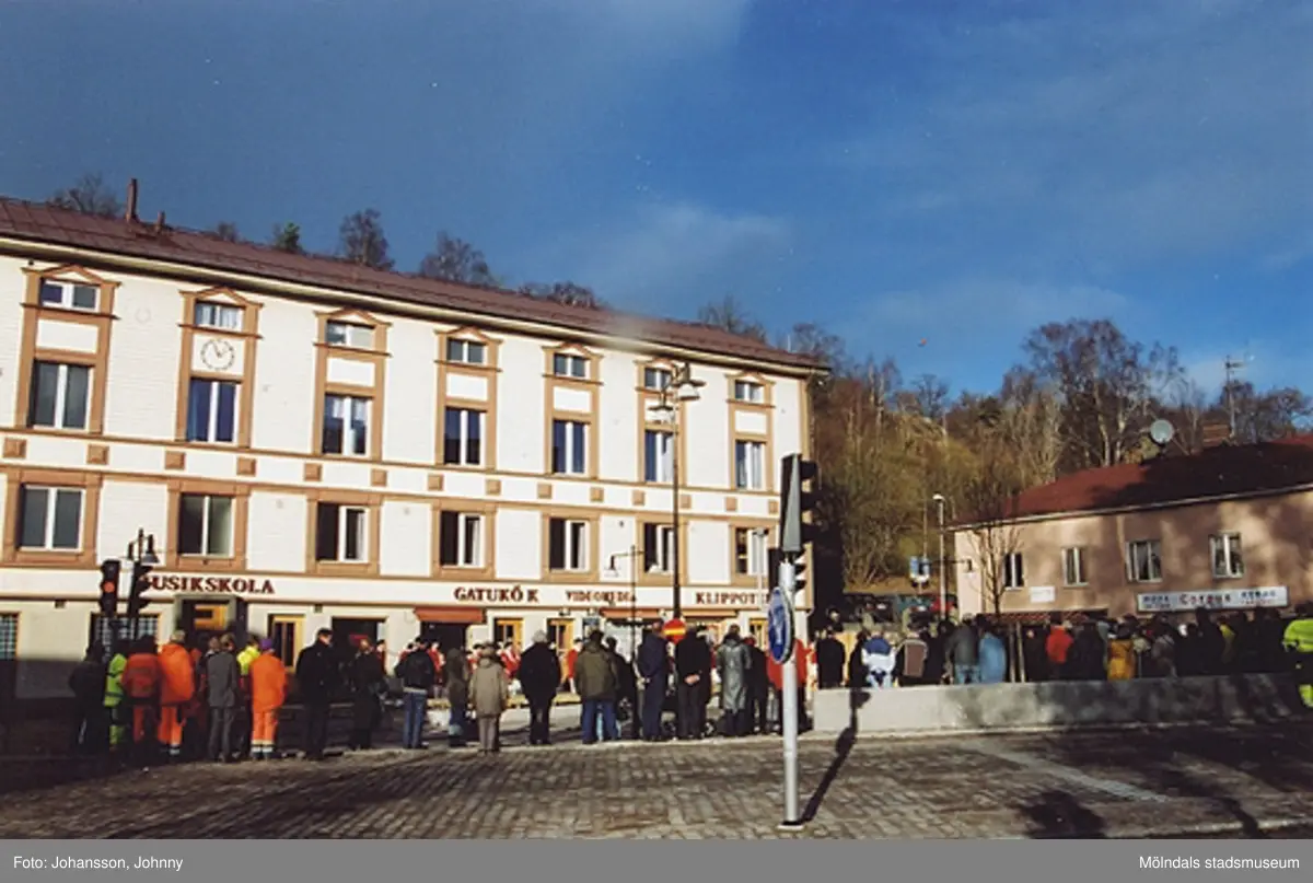 Invigning vid Gamla Torget år 2001 - Mölndals stadsmuseum / DigitaltMuseum
