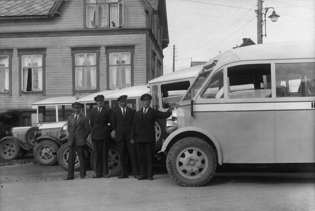 Harald Johansen, Arvid Vigstad, Sigurd Gaare og Mads Nygaard foran ...