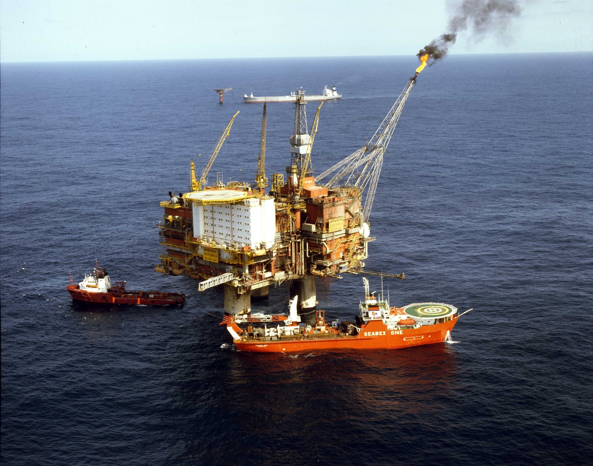 Statfjord A med lastebøyen i bakgrunnen. - Norsk Oljemuseum ...