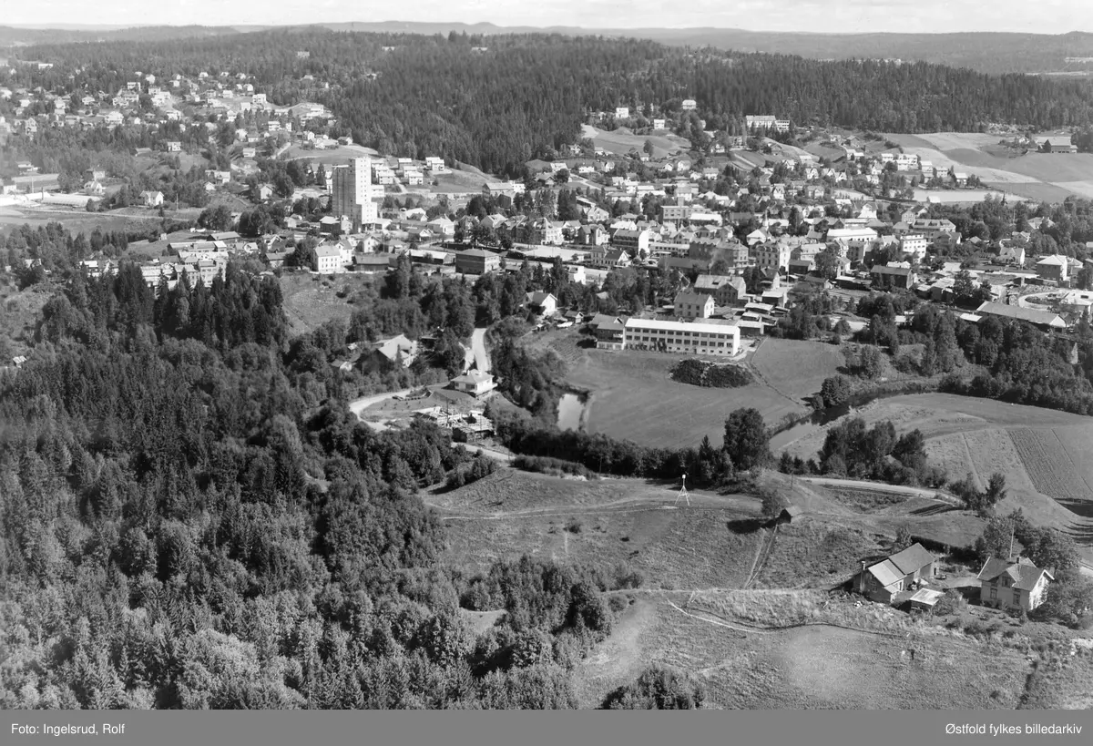 Oversiktsbilde over Mysen i Eidsberg, flyfoto 20. august 1953 ...