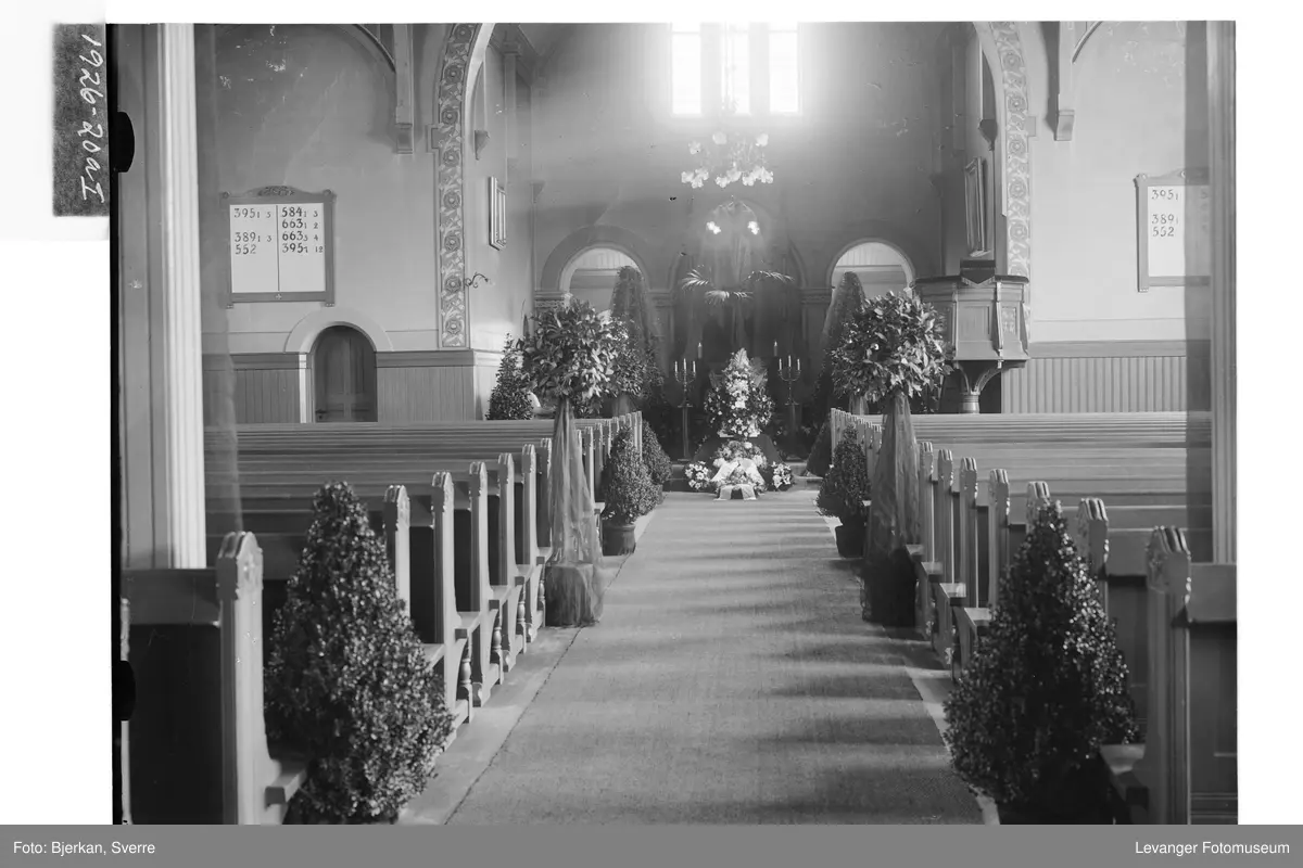 P.M. Bragstads båre i Levanger kirke I - Levanger Fotomuseum ...