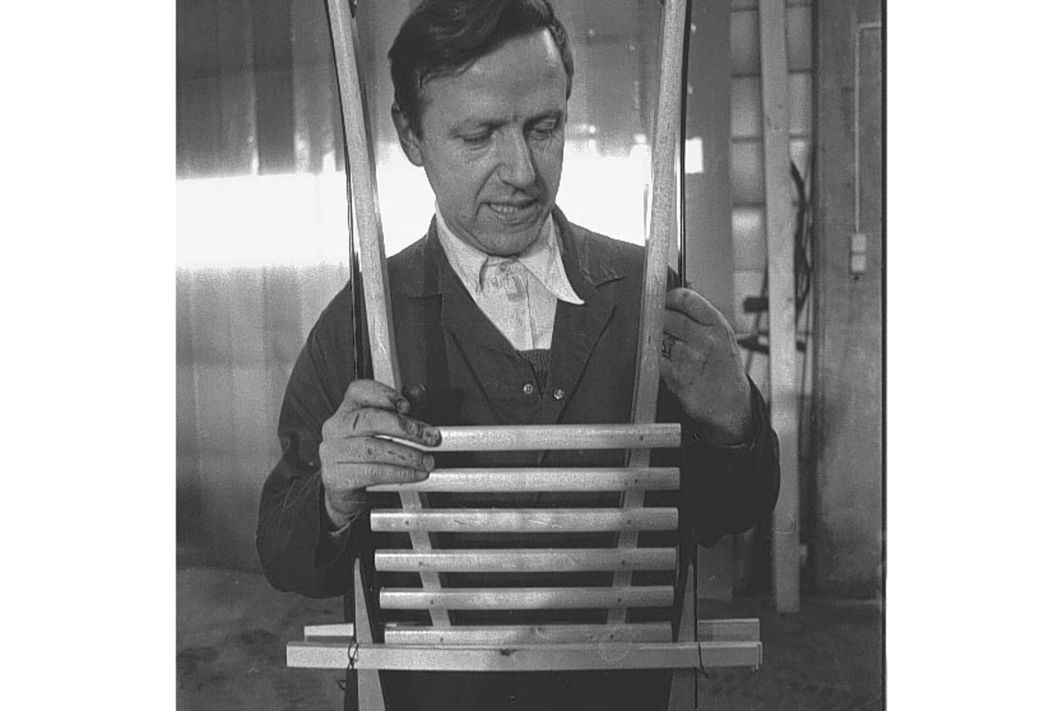 Tynset, Norø, Sparkfabrikk, Mann viser frem spark - Anno Musea i Nord ...