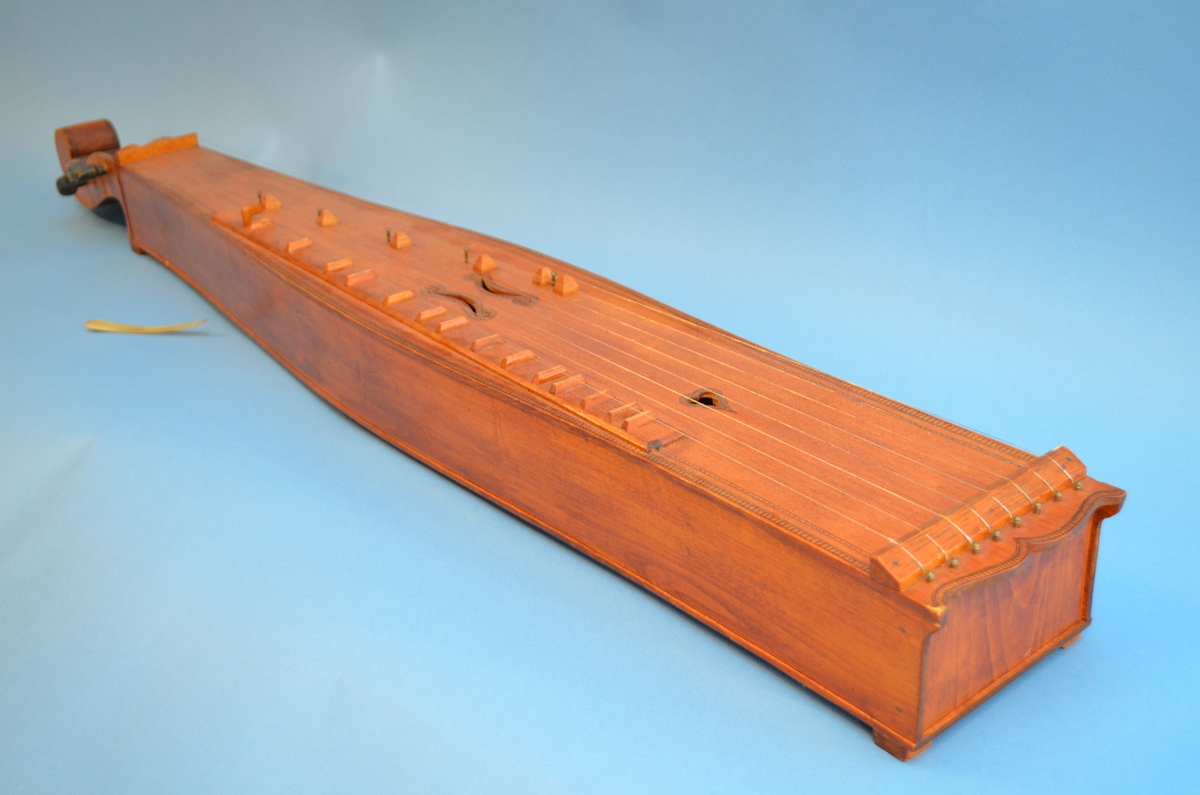 Langeleik - Valdres Folkemuseum / DigitaltMuseum