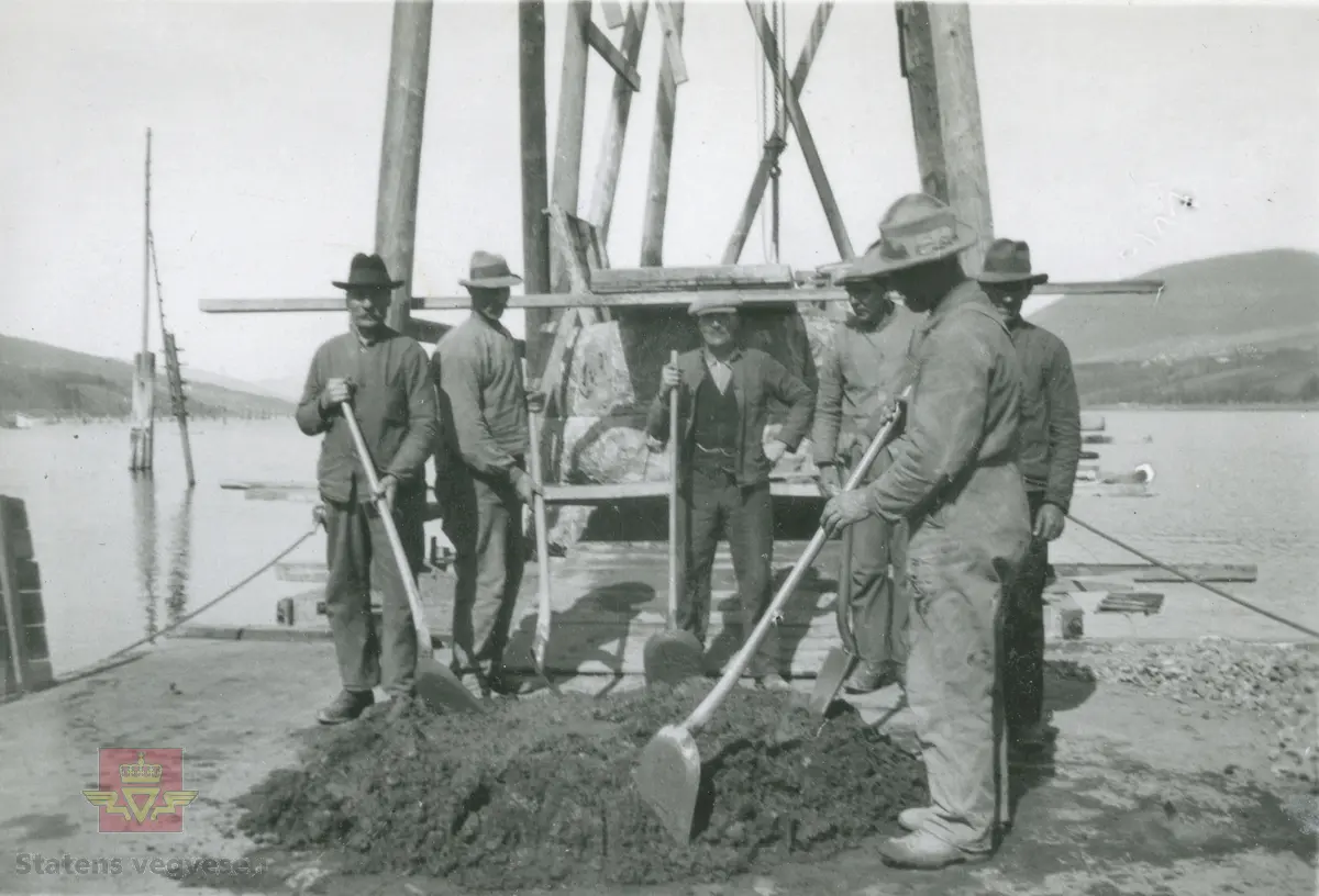 Vingnesbrua på Lillehammer under oppbygging i perioden 1930-1934 ...