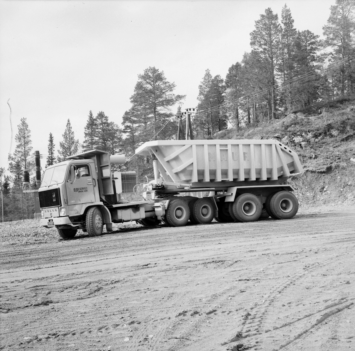 Volvo lastebil med Maur dumperkasse. A/S Bilservice, Løkken Verk ...