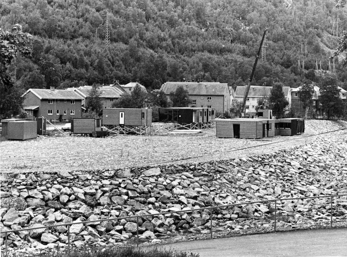 Boligbrakker reises på tippen av Granli. Mobilkran stående ute på ...