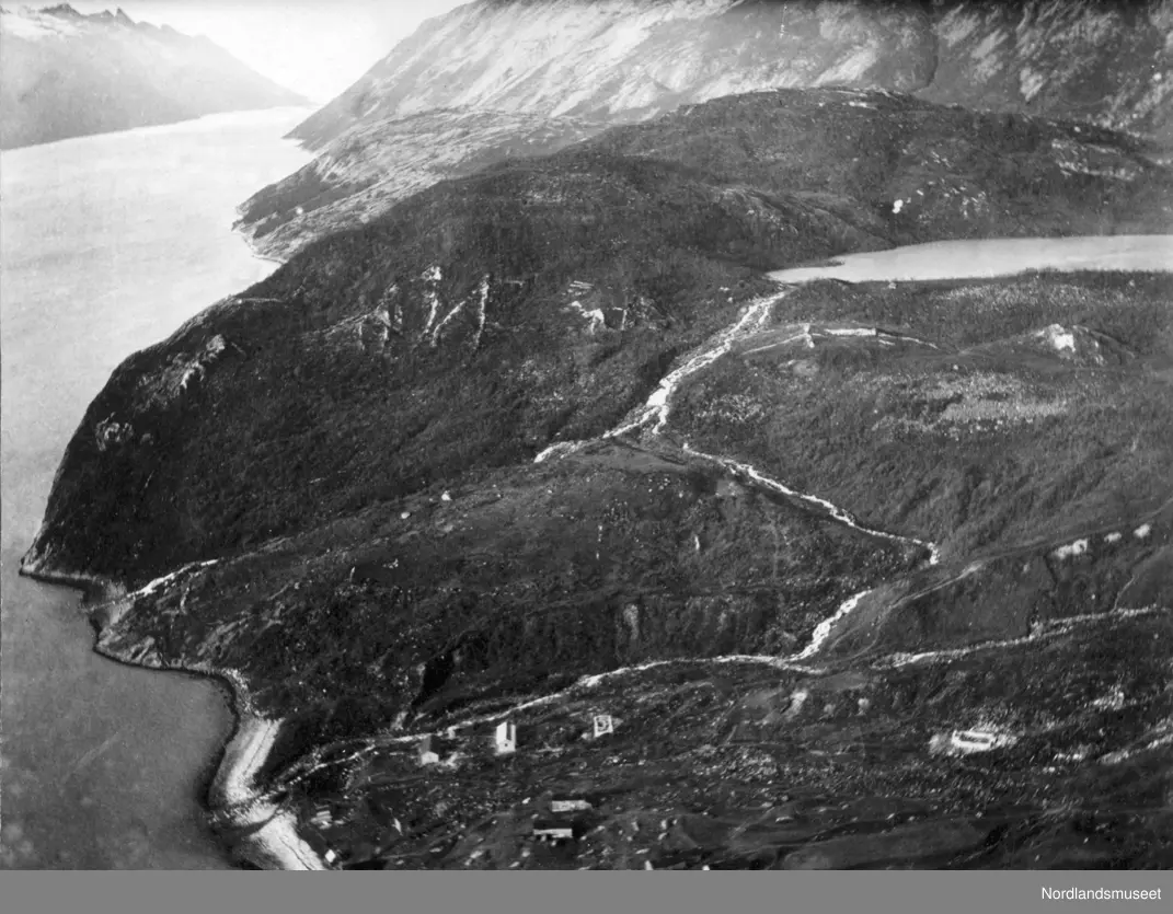 Glomfjord 1912. Oversikt mot vest fra fjellet.Brakker i Vika. Gården ...