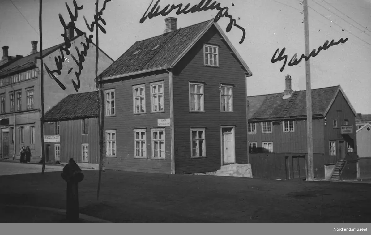 Bankgata 2, bygning. Eier: garver Lauritz Larsen. Andre bygninger ...