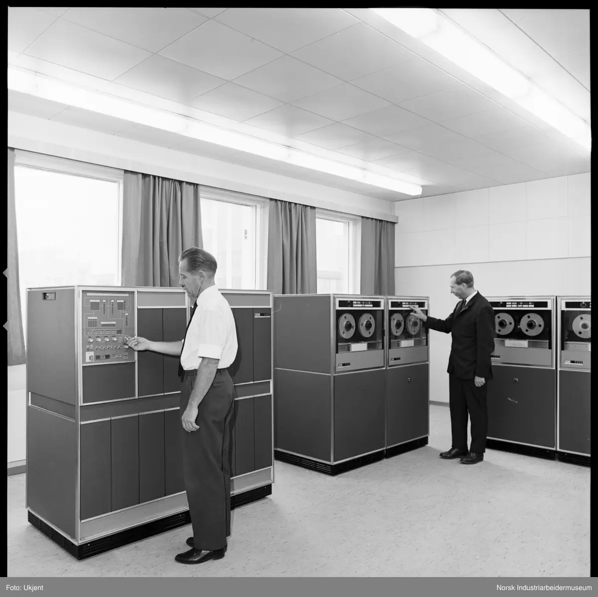 Elektronisk datamaskin ved hullkortavdeling. - Norsk ...