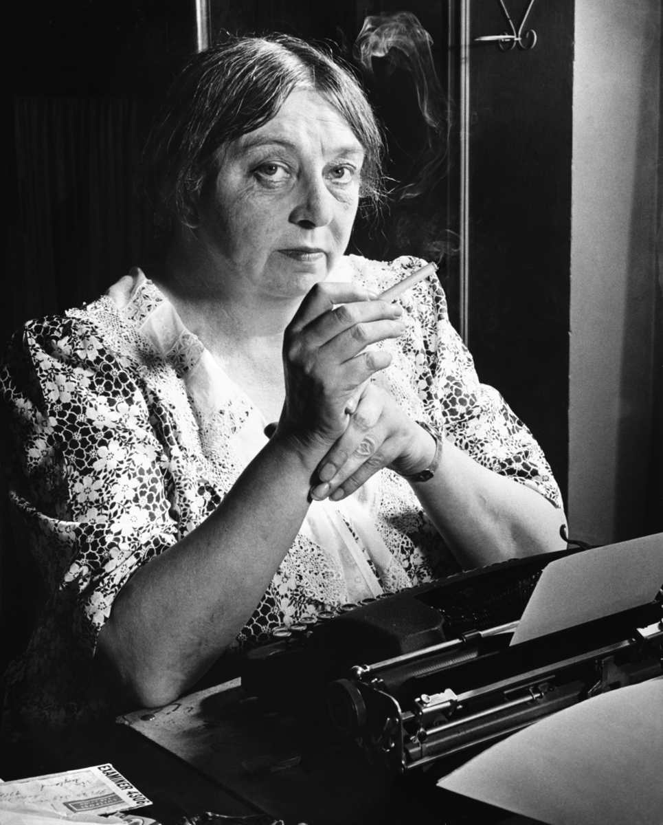 Sigrid Undset ved skrivebordet, hotel Margaret, New York - Bjerkebæk ...