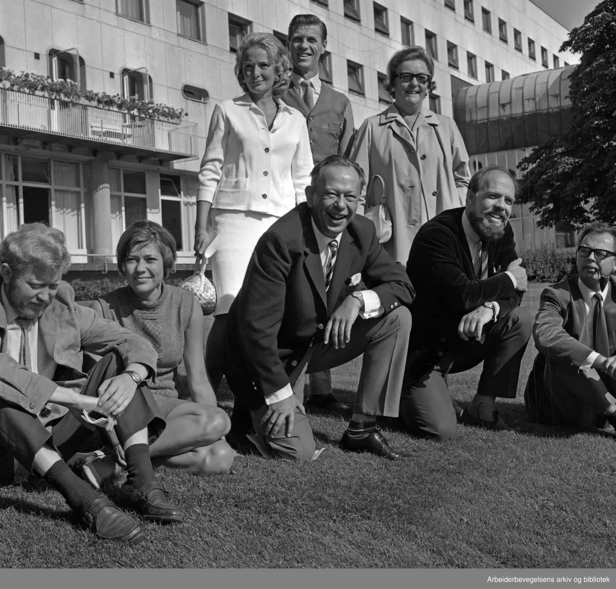 Skuespillere fra FJERNSYNSTEATRET fotografert utenfor Radiohuset på ...