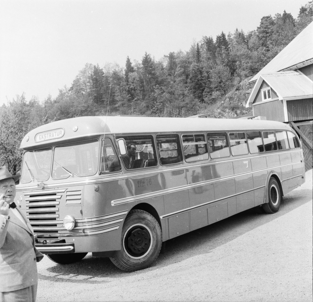 Vardens arkiv. "Ødegårdens nye kontinentalbuss" 30.05.1954 Bussen har ...