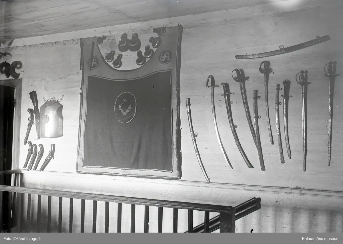 Utställning med svärd, pistoler, mantel med mera. - Kalmar läns museum ...