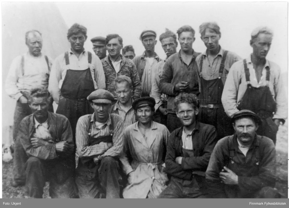 Anleggsarbeidere i Skavnak . 15 menn og en kvinne i midten, i front ...