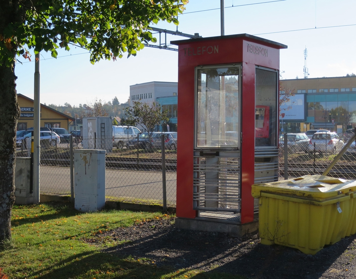 Telephone box at Skarnes - Telenor Kulturarv / DigitaltMuseum