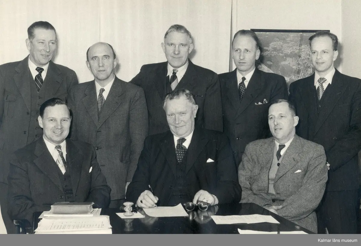 Nybro stads byggnadsnämnd år 1954. Övre raden från vänster: Byggmästare ...