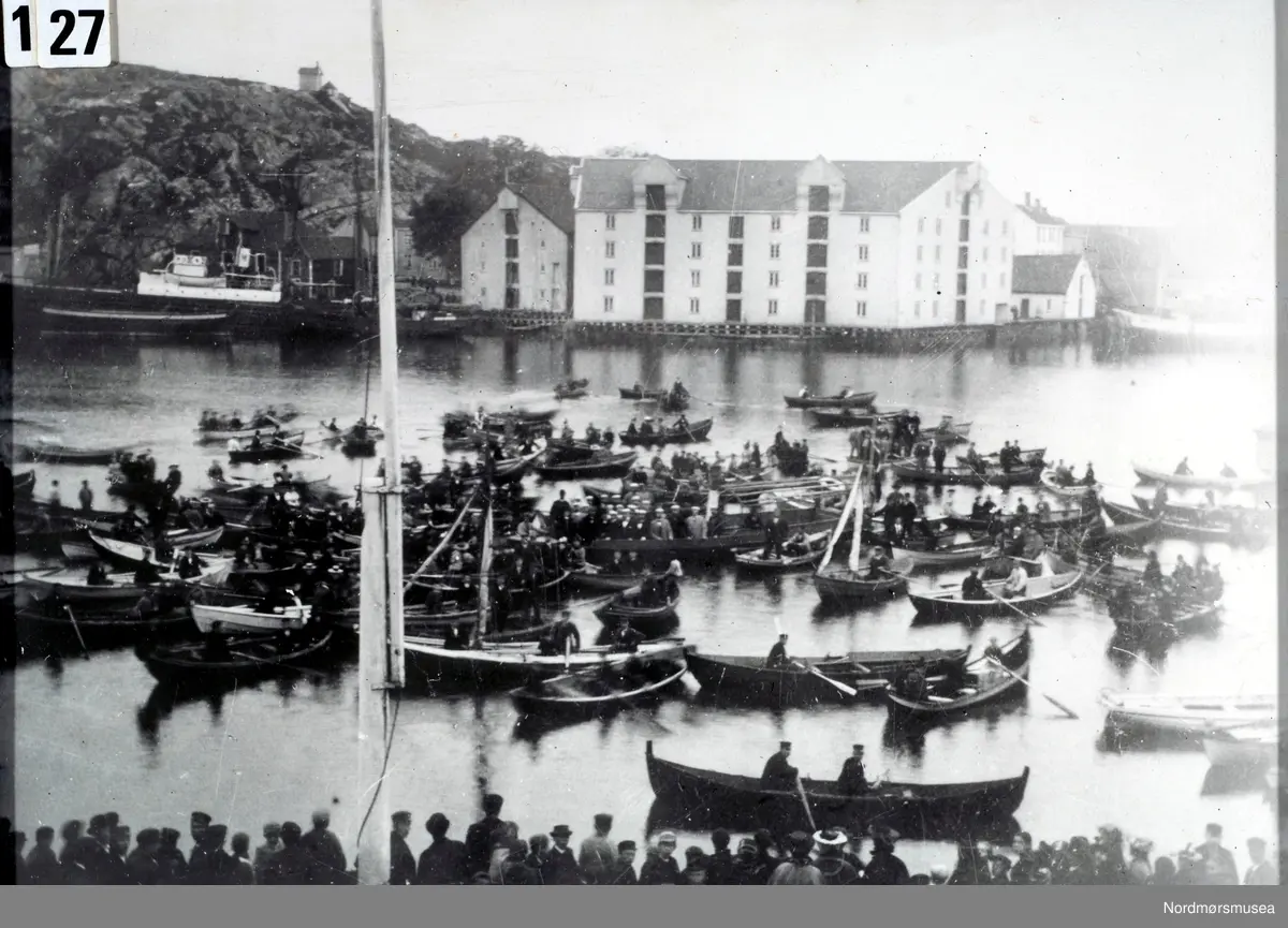 Foto trolig fra et sangerstemne ute i Marcussundet, hvor vi ser en ...