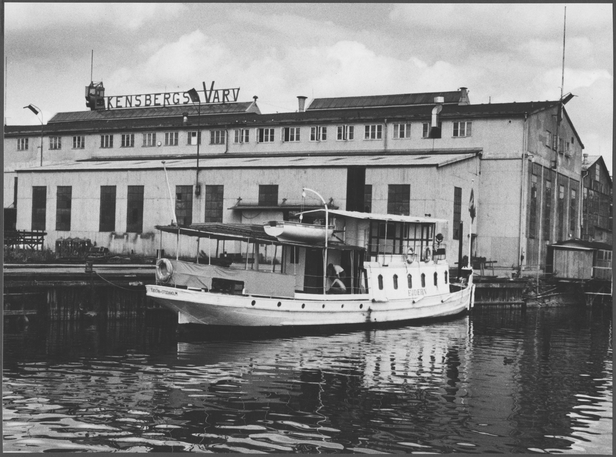 Ekensbergs varv 1970; passagerarångaren EJDERN, i bakgrunden stora ...