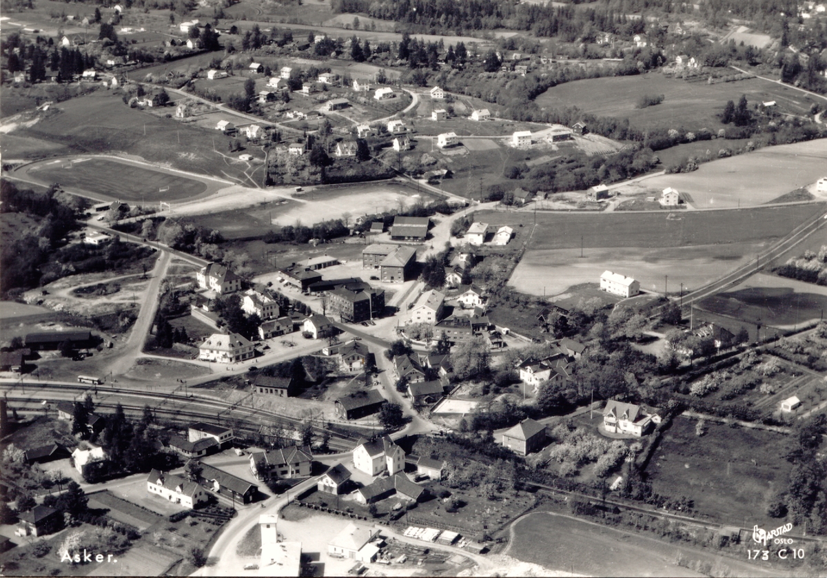 Flyfoto fra Asker sentrum. Jernbanestasjonen i forgrunnen. - Museene i ...