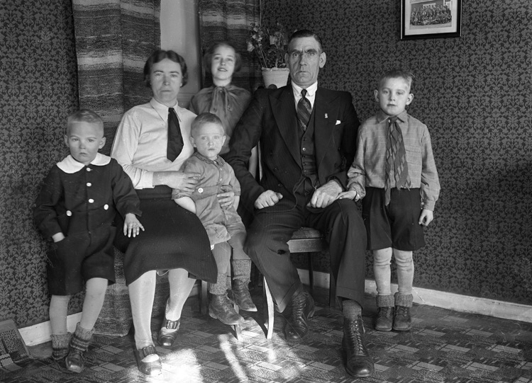Gruppfoto Av En Familj Med Fyra Barn I Ett Vardagsrum Kulturparken