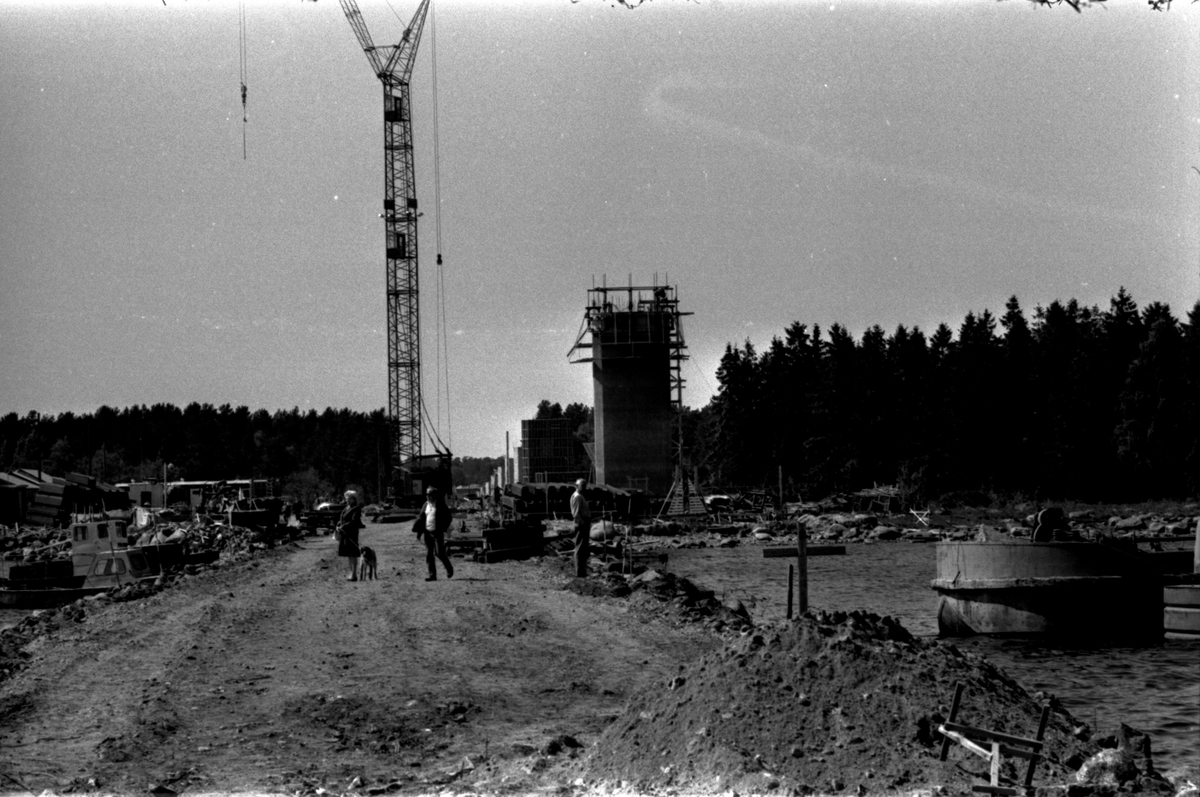 Här ser man hur Ölandsbron växer fram. Den började byggas 1968 och stod ...