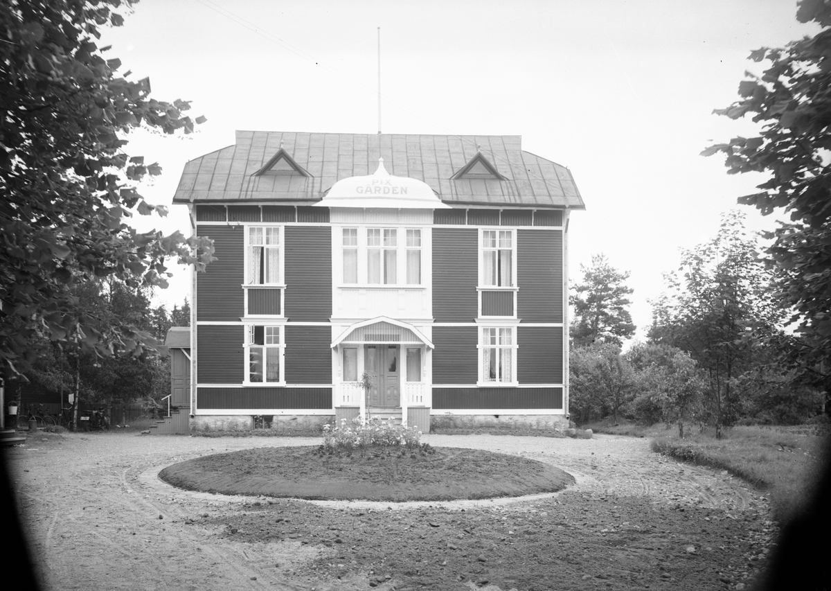 Wilhelm Eriksson grundaren till sedemera Pix AB. Skänkte personalen semesterhemmet Pixgården ...