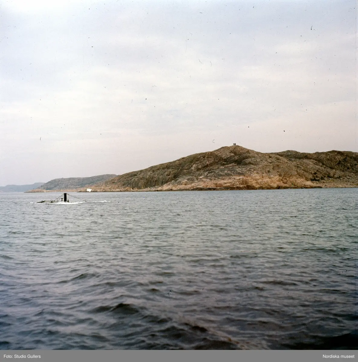 Marinen. Miniubåten HMS Spiggen i ytläge under Västkustmanövern 1958 ...
