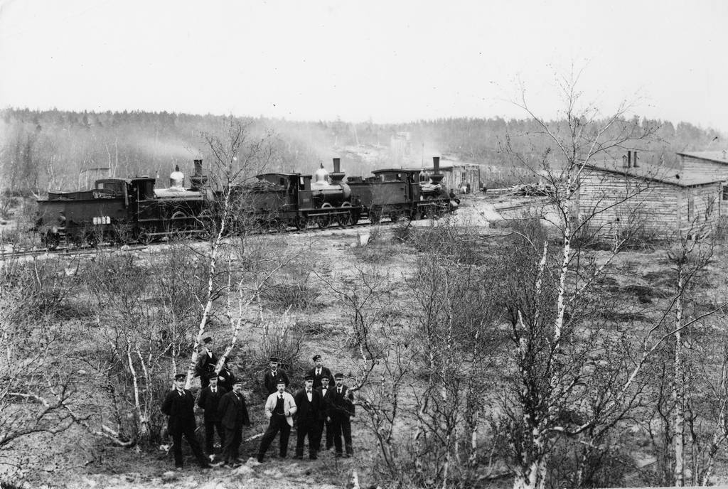 11 jernbanefolk +3 lokomotiv. LKAB i Narvik hadde 4 slike lokomotiver ...