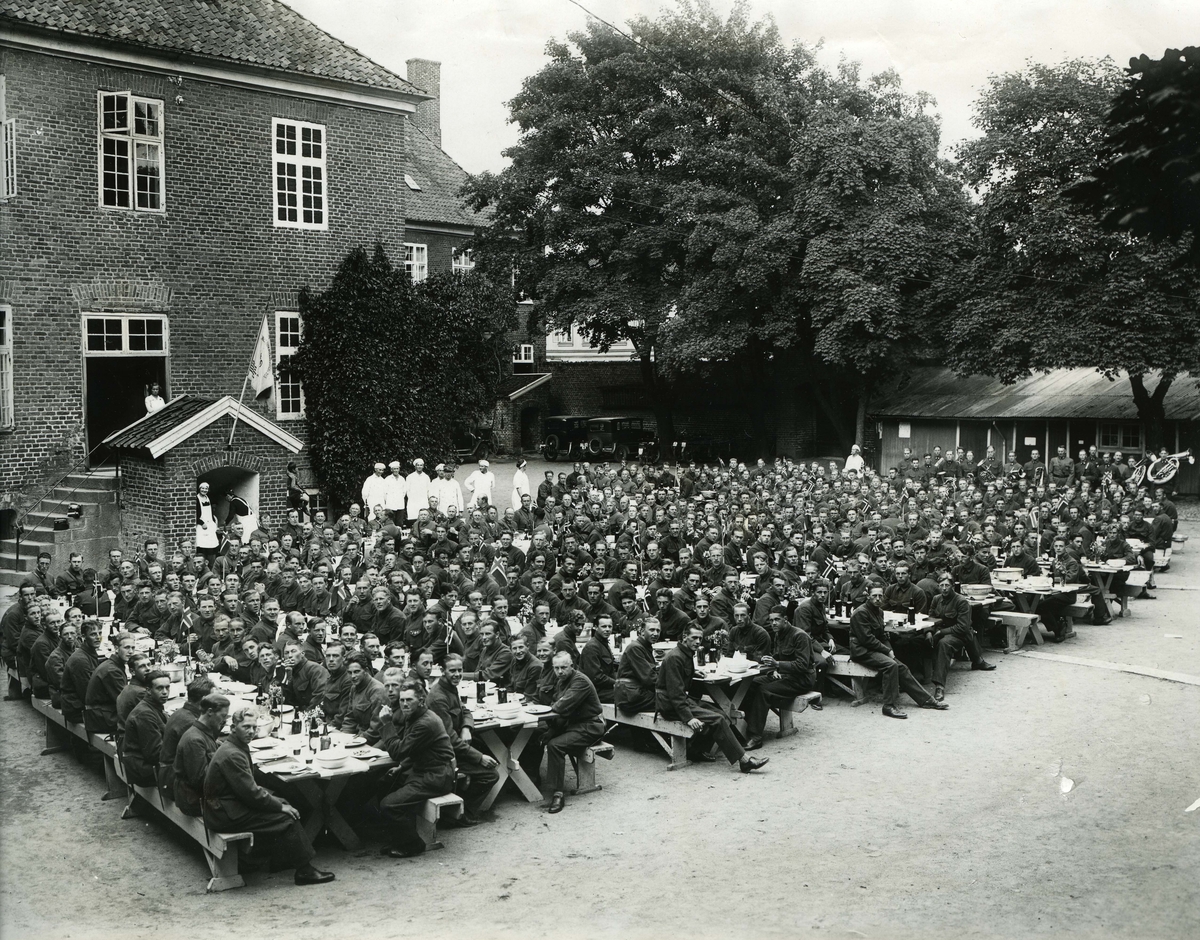 Fredrikstad. Gamlebyen. Innvielse av regimentsmarsjen tilegnet oberst ...