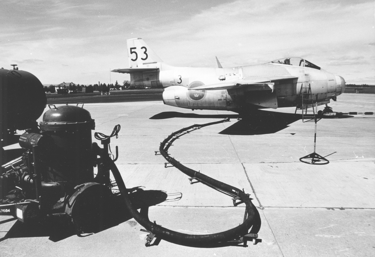 Flygplan J 29 Tunnan tillhörande F 3 Malmen tankas på F 4 Frösön ...
