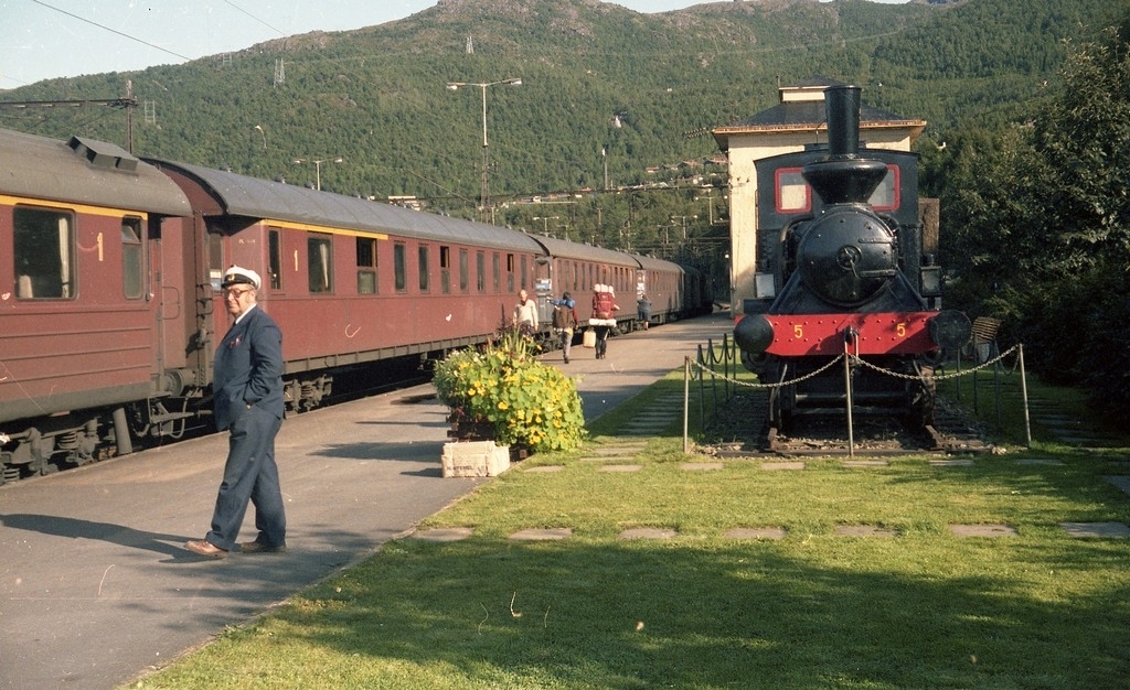 Persontog ved plattform 1 i Narvik. Til høyre det gamle damplokomotivet ...