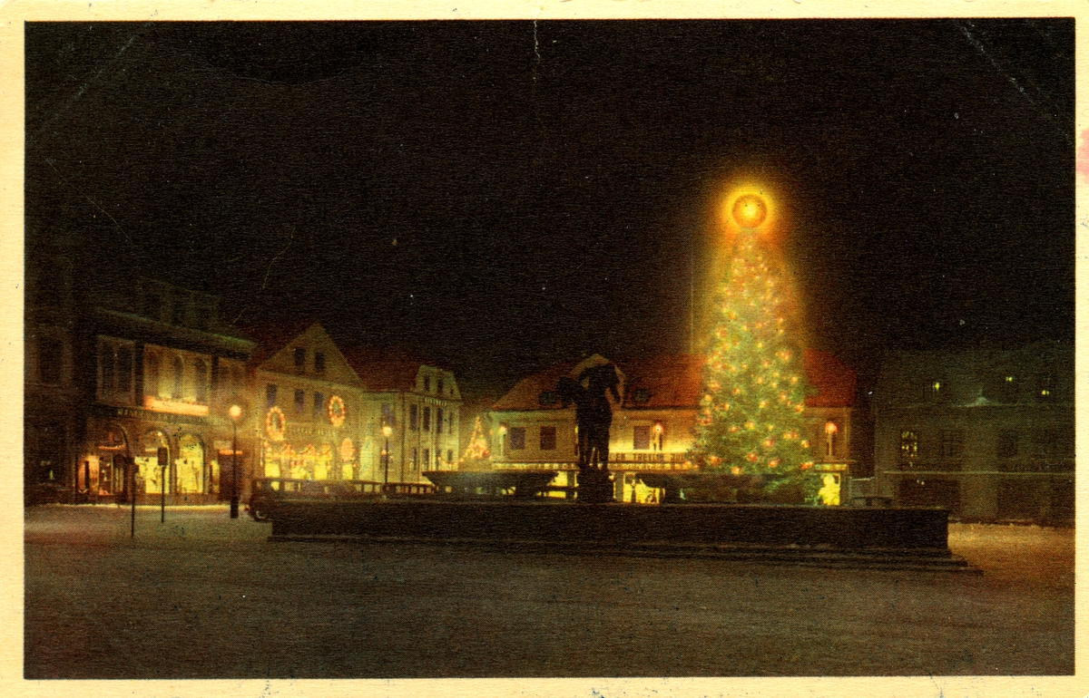 Orig. text: Linköping. Stora torget Julgran på Stora torget bakom ...