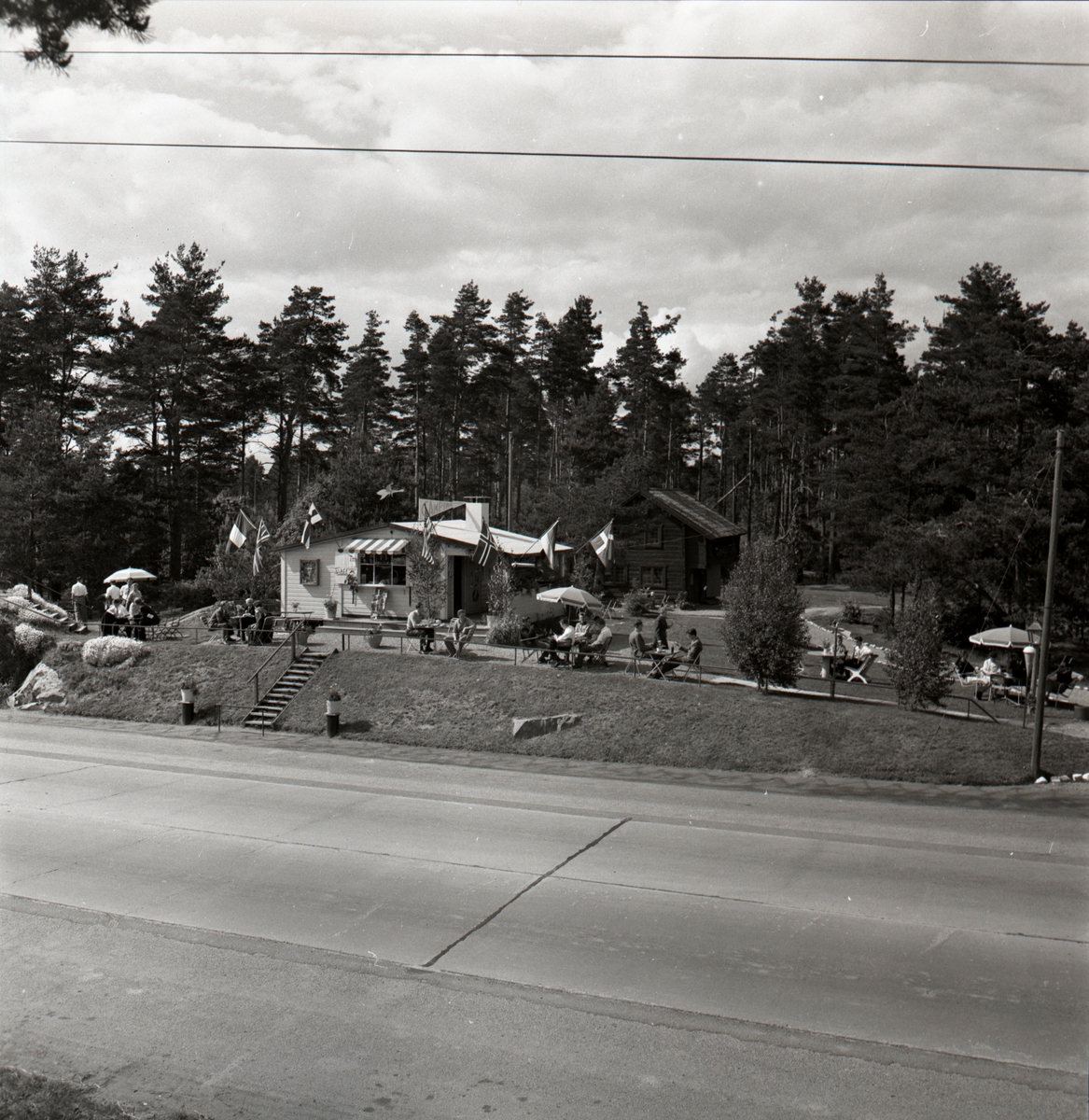 Orig. text: Serveringen Tallboda. Kaffestugan låg vid gamla riksettan i ...