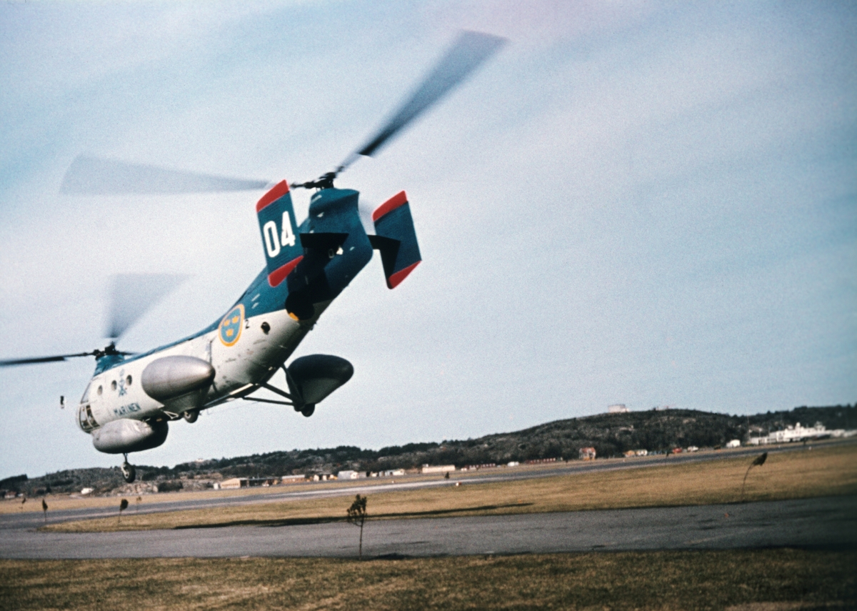 Marinens HKP 1 flyger lågt. - Flygvapenmuseum / DigitaltMuseum