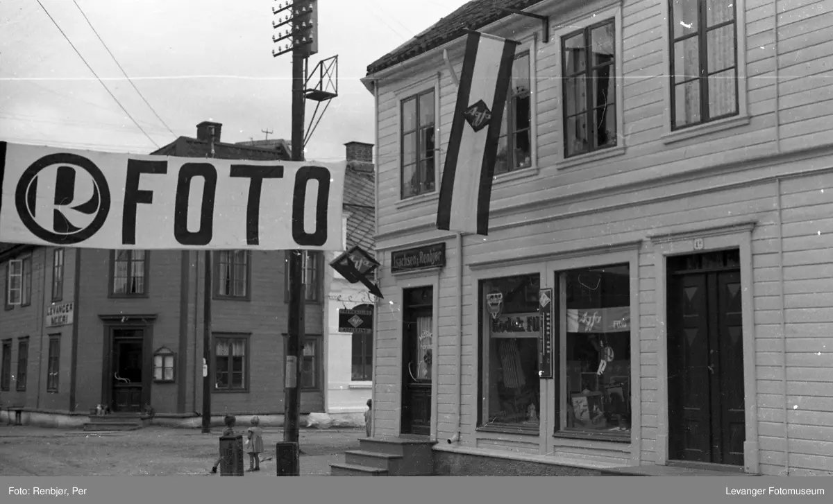 Musikk og fotoforretningen Isachsen og Renbjør. - Levanger Fotomuseum ...