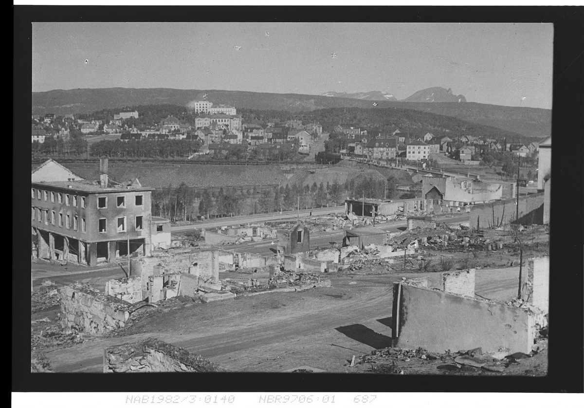 Narvik sentrum etter bombingen i 1940. Danielsengården t.v. - Museum ...