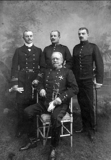 General Sylvander med söner. - Karlsborgs fästningsmuseum / DigitaltMuseum