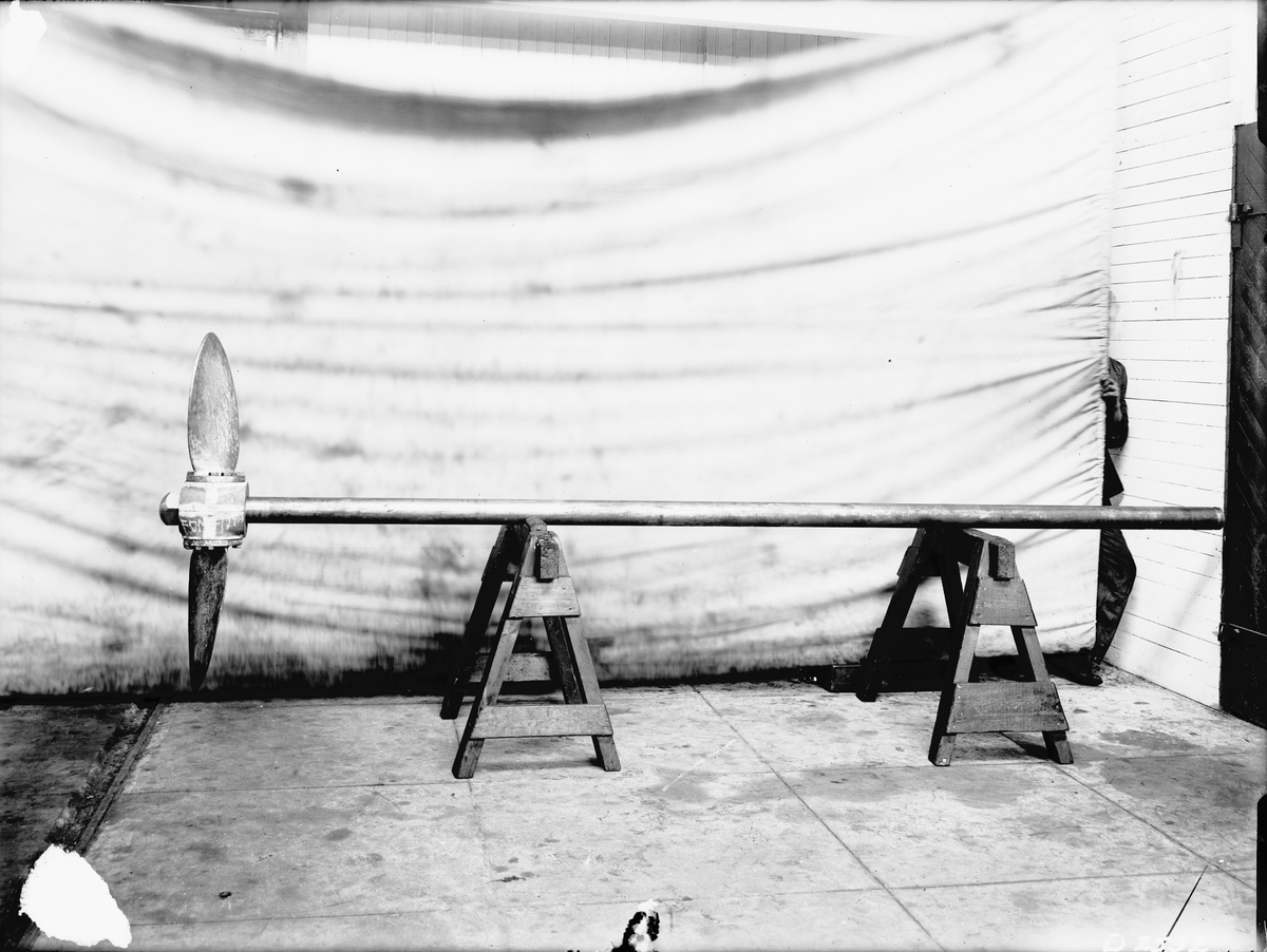 Propeller och axel för råoljemotor. - Tekniska museet / DigitaltMuseum