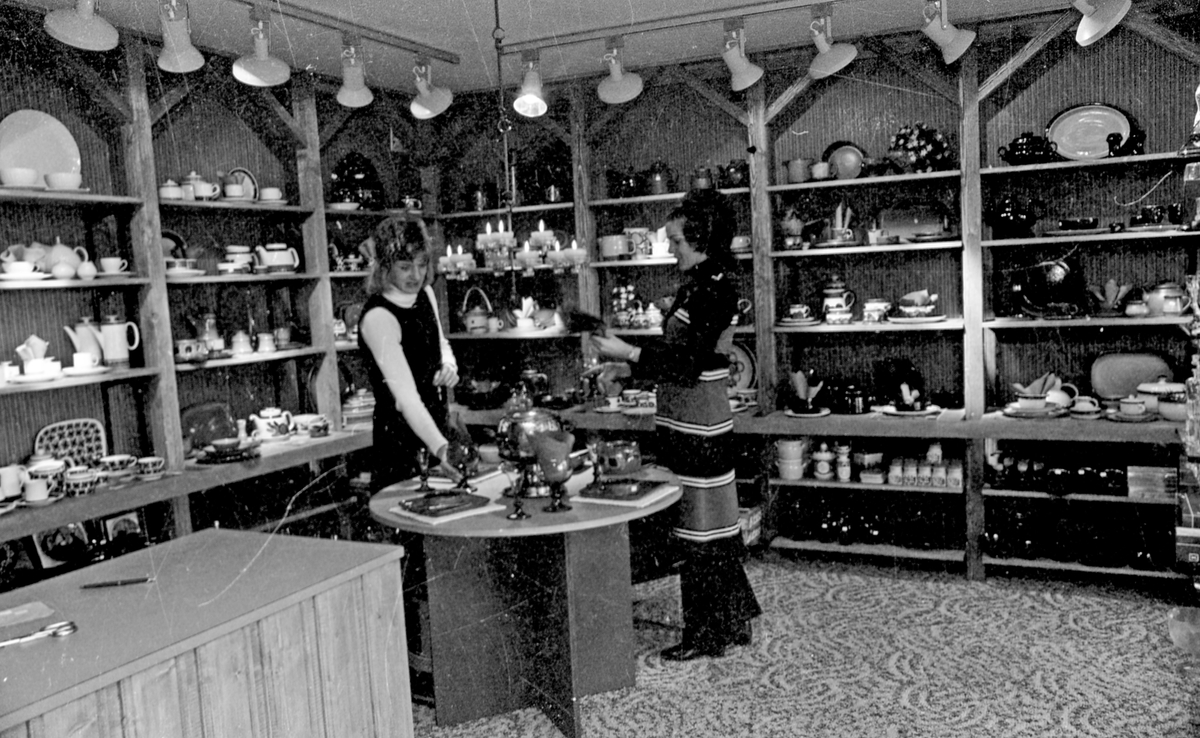 Interiør i en gavebutikk som selger glassvarer og pyntegjenstander ...