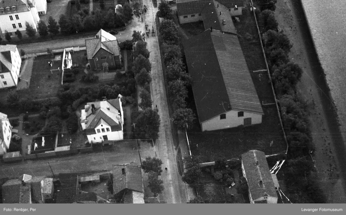 Flyfoto av Levanger, tatt av tenåringen Per Renbjør med sin fars Leica ...