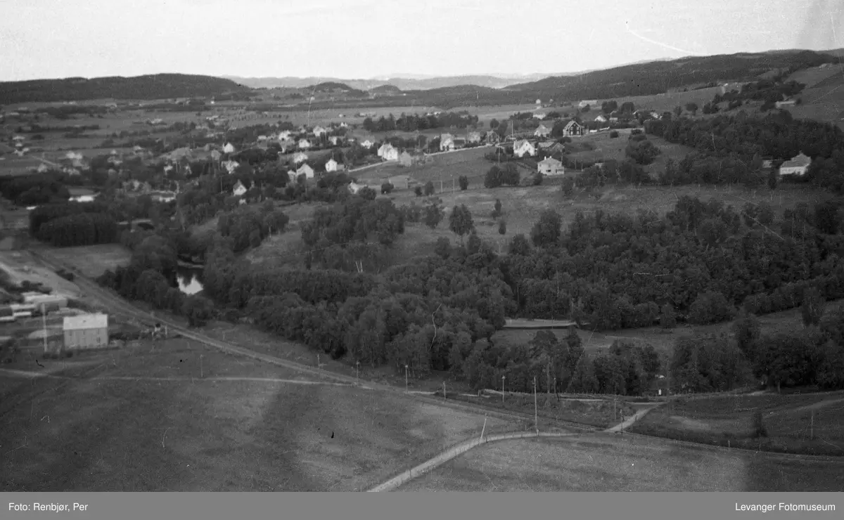 Flyfoto av Levanger, tatt av tenåringen Per Renbjør med sin fars Leica ...
