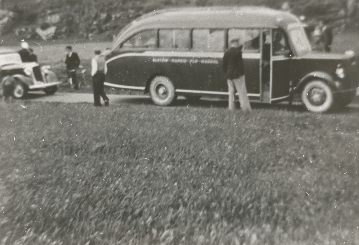 En personbil og rutebuss på veien. - Sunnmøre Museum / DigitaltMuseum