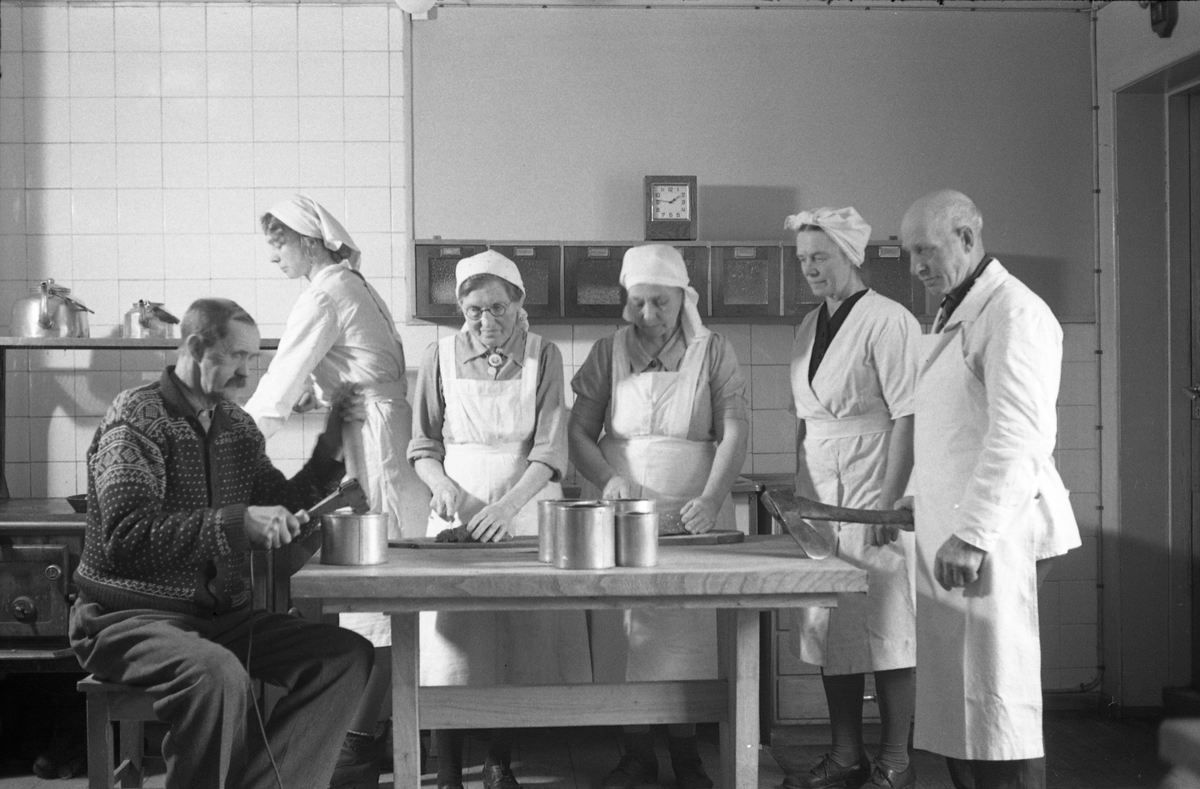 Bearbeiding av slakt på Rogneby mars 1945. Serie på sju bilder ... Bearbeiding av slakt på Rogneby mars 1945. Serie på sju bilder ...