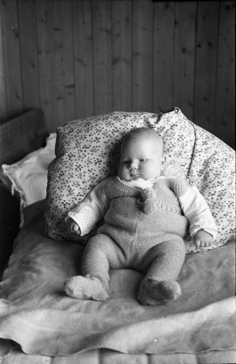 Ingrid Hagen, født Lund fra Brunsberg, med sin førstefødte, dattera ...