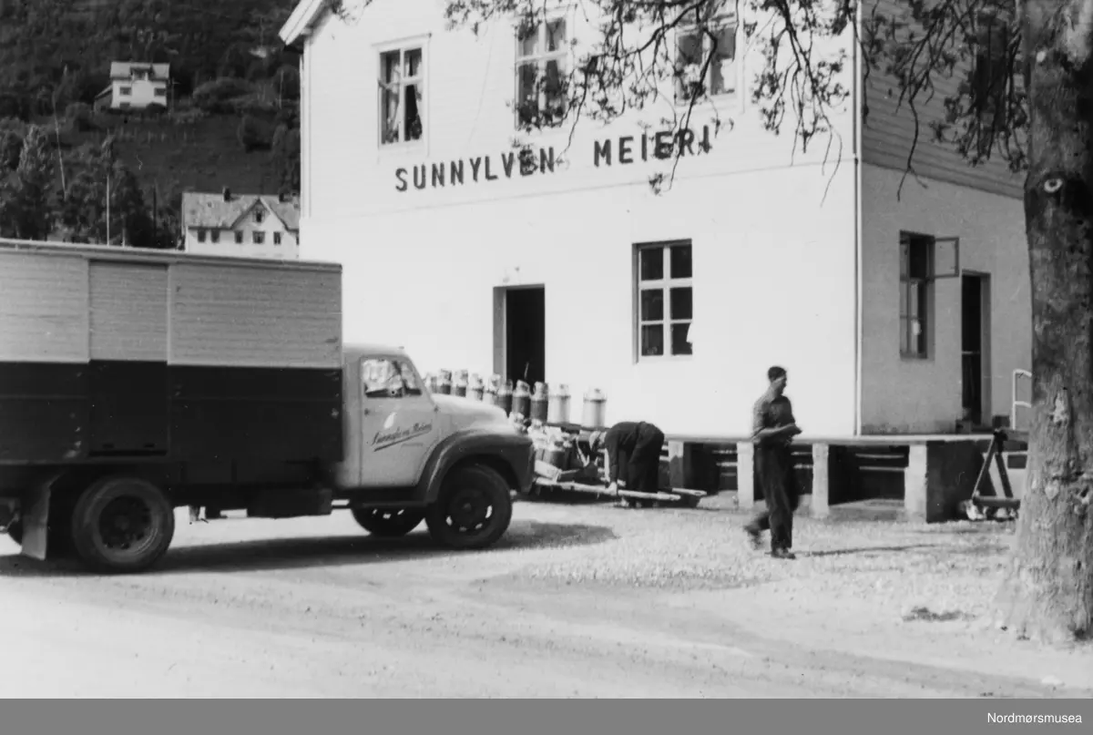 Sunnylven meieri ca 1930. Lastebil. Samling med bilder fra meieriet i ...