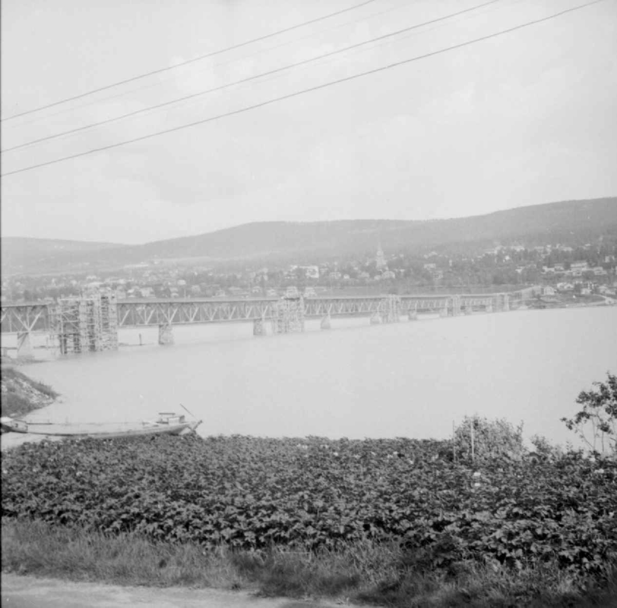 Gjenoppbygging av Vingnesbrua juni 1941. - Maihaugen / DigitaltMuseum